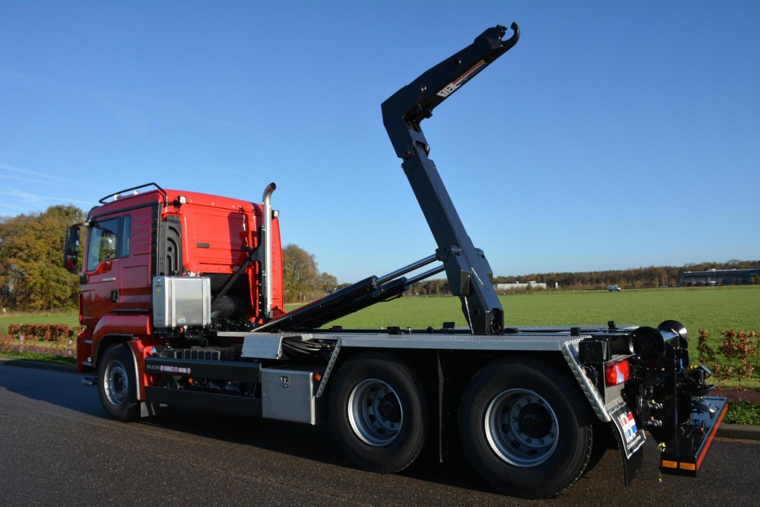 MAN-Lkw mit Hakengerät durch Euromaskin afgebaut